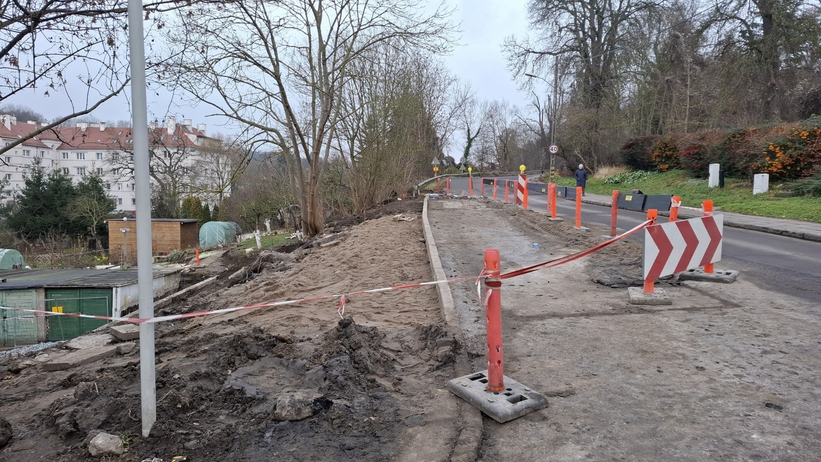 Mur oporowy i skarpa do wzmocnienia. Prace w rejonie Świętojańskiej w ...