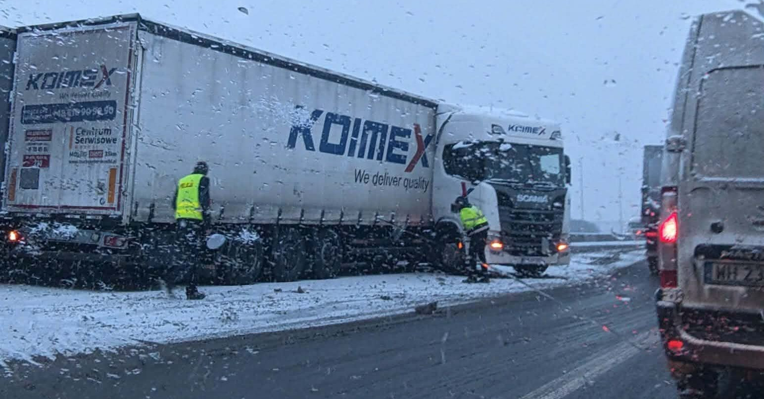 Wypadek pod Gliwicami na A1. Ciężarówka "złamała się" i wypadła z ...