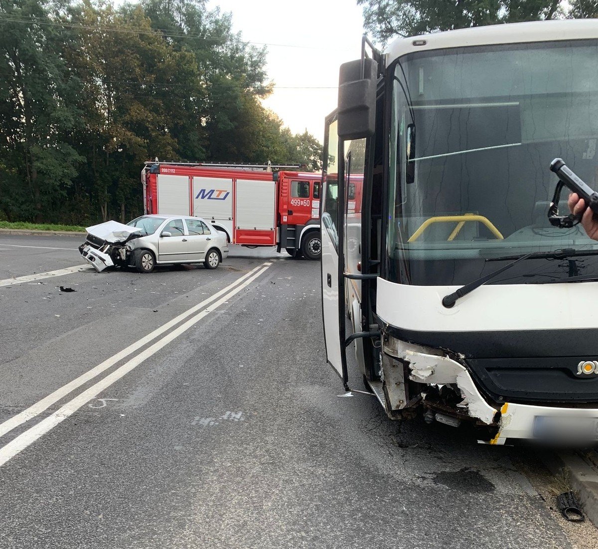 Zderzenie osobówki z autobusem. 10-letnia dziewczynka została ...