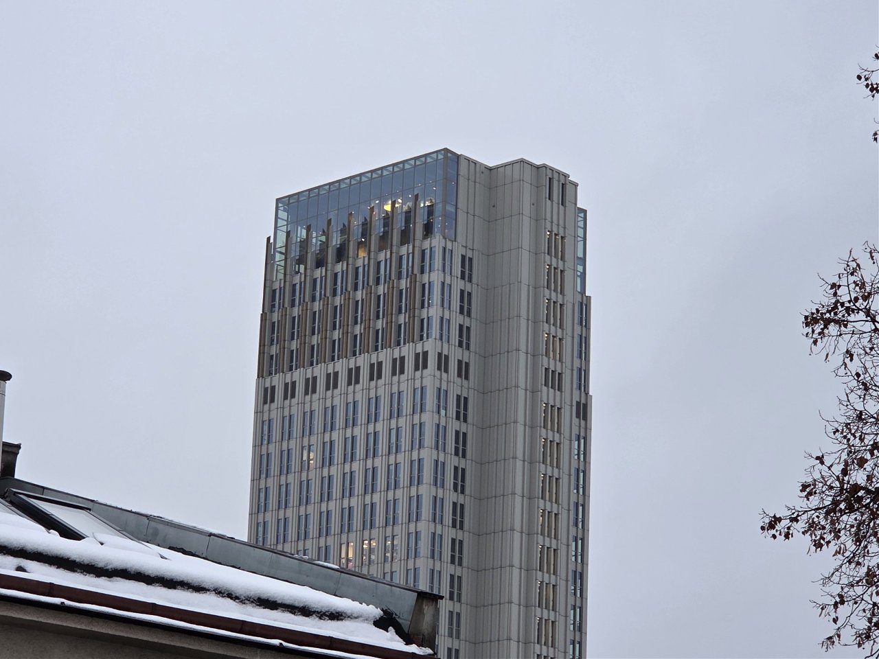 Restauracja w Unity Tower. Świeci się, ale ciągle nie otwarta | Gazeta ...